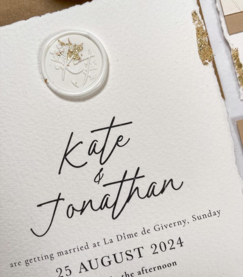 Cachet de cire rond blanc avec inclusion de feuilles d’or véritable ...